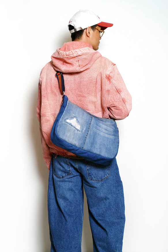 RIVER - ハンドメイドデニムキャンバスアップサイクルチェーンクロスボディ/ラップトップバッグ ショルダーバッグ Red Capacity ...