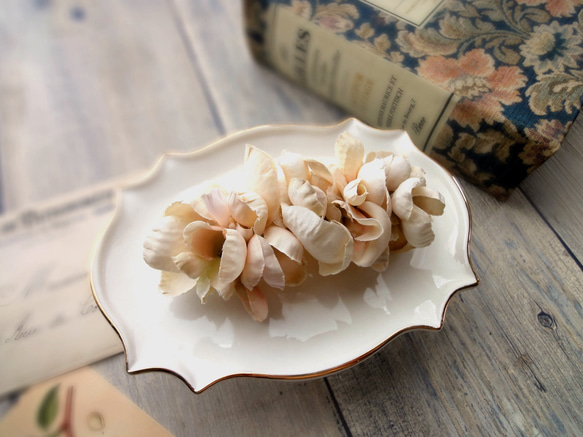 花びらのバレッタ ふんわり優しいシルエット ベージュピンク バレッタ Humming Bird 通販 2992145｜Creema(クリーマ)