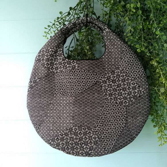 再販★着物地★まるふわバッグ。monotone裂取り！(着物リメイク) ハンドバッグ 着麗～kirei～ 通販｜Creema(クリーマ ...