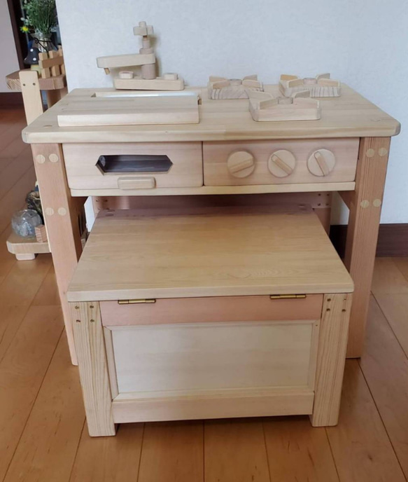 オプション無しなら2〜3日以内に発送可能。机に変身！手作りキッチンセット&椅子 おもちゃ・人形 ナオナオ 通販 5714815｜Creema ...
