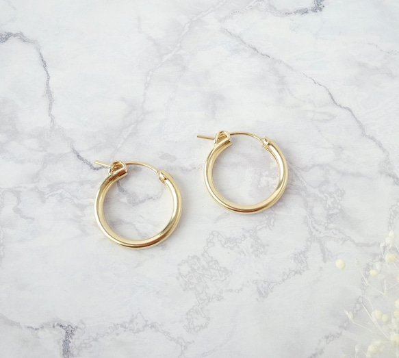 つけっぱなしOK ゴールド フープピアス（14kgf 18mm) 金属アレルギー対応 メンズ 秋冬 ニット ピアス（フープ） Saya ︎ 通販 6159080｜Creema(クリーマ)