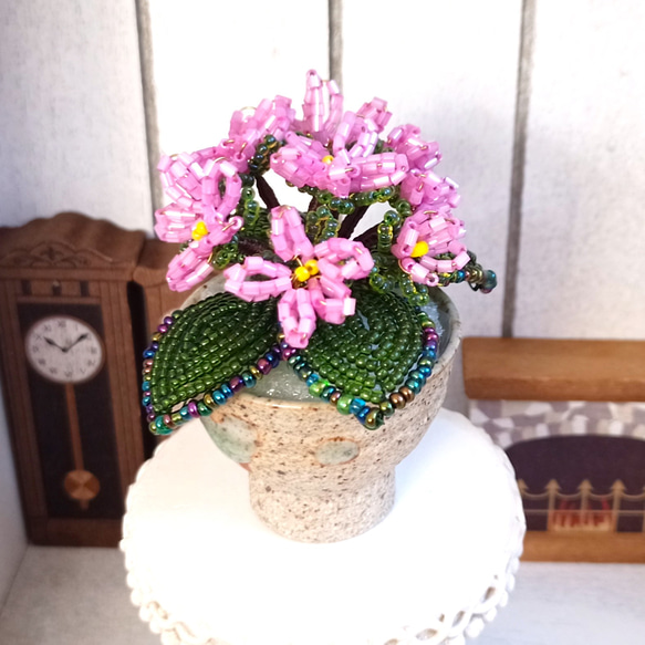 miniセントポーリア ビーズのお花 キラキラとビーズのカットが光る和モダンなお花 花器もハンドメイド品です 33 アートフラワー ビーズ ...