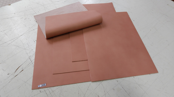Y368 牛革 オレンジ系 B品 A4=5枚 1.2mm程度 はぎれ レザートレーダーズ 通販 8659971｜Creema(クリーマ)