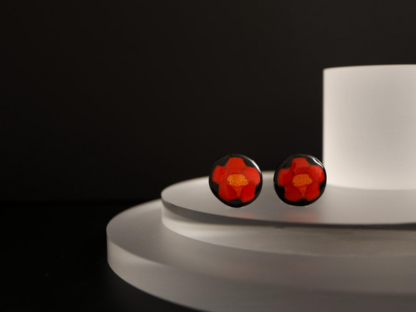 【特集掲載】椿の一粒 小さめピアス / イヤリング / 金属アレルギー対応 /14 ピアス（スタッド・一粒） イロチカ 通販｜Creema ...