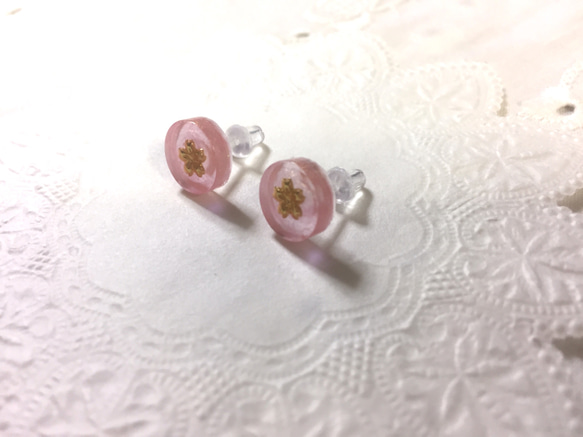 桜の紋章一粒レジンピアス＊ ピアス（スタッド・一粒） flower rabbitt 通販｜Creema(クリーマ) 11505032