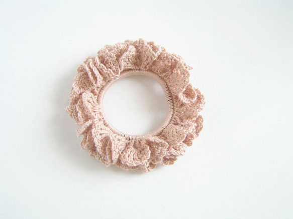 たっぷりフリルのシュシュ（淡ピンク） シュシュ hananono 通販 2640438｜Creema(クリーマ)