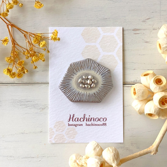 陶土 花ブローチorへアゴムorポニーフック 七角形ビーズ/シルバー ブローチ Hachinoco 通販 6668639｜Creema(クリーマ)