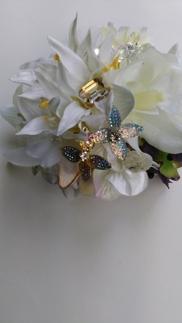 キラキラビジューフラワー等をあしらった上品で華やかなホワイトコサージュ コサージュ bouquet87 通販 5418549｜Creema(クリーマ)