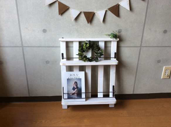 本棚＊ホワイトアンティーク＊アイアンバー＊ブックスタンド 壁掛けラック・ウォールシェルフ KUKKU0722 通販｜Creema(クリーマ ...