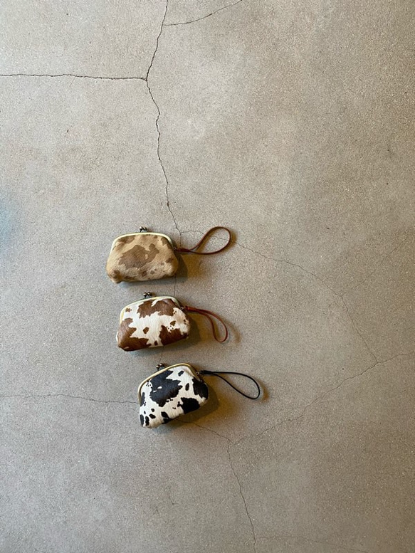 ハラコの親子がま口ポーチ(白黒ハラコ×黒革)写真下 がま口 non-fragile 通販｜Creema(クリーマ) 10970986