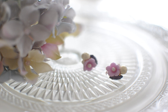 お花とスワロのプチピアス-ラベンダー ピアス（スタッド・一粒） Nonchi 通販｜Creema(クリーマ)