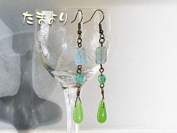 「ウランの雫」ウランガラスビーズのピアスB（イヤリング交換可） ピアス（フック・チェーン） tamayori 通販 8497342 ...