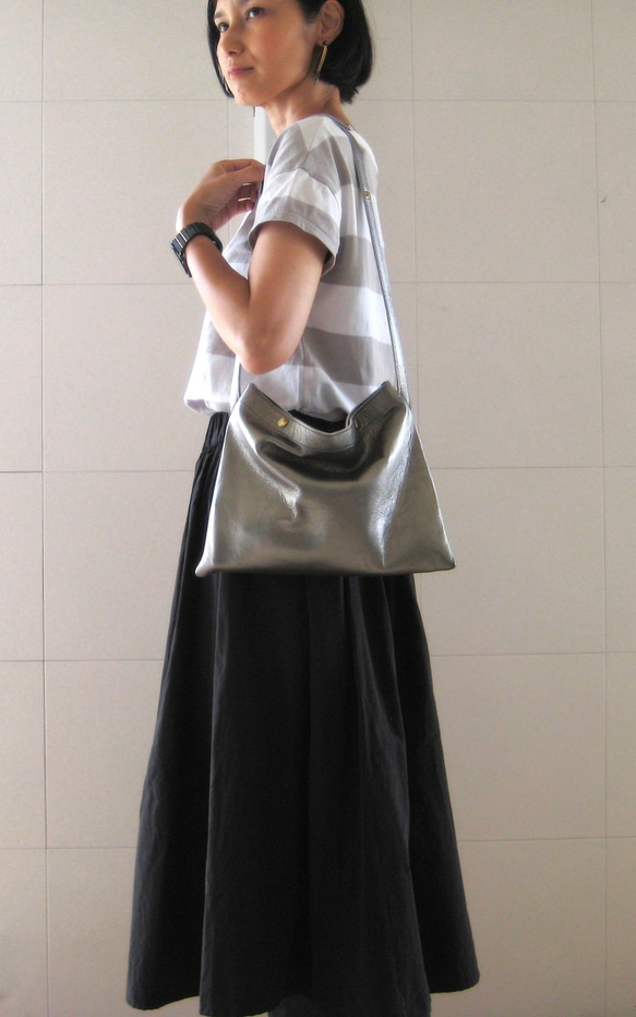 サコッシュ クロームグレイ 本革製 サコッシュバッグ サコッシュ yucchino 通販 7120402｜Creema(クリーマ)