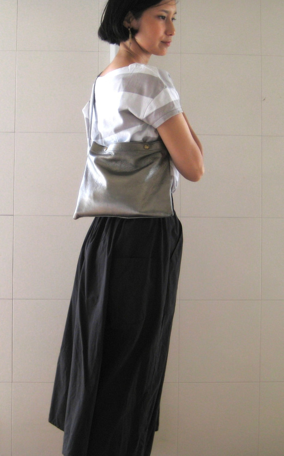 サコッシュ クロームグレイ 本革製 サコッシュバッグ サコッシュ yucchino 通販 7120402｜Creema(クリーマ)