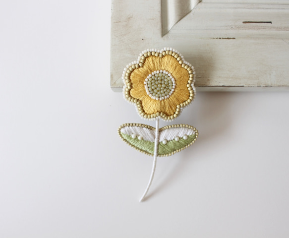 オートクチュール刺繍ブローチ シンプル一輪花・葉っぱパール(イエローグリーン) ブローチ colu コル オートクチュール刺繍 通販 ...
