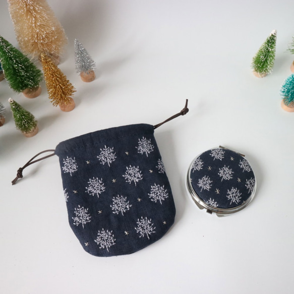 リネンで作った刺繍の小さなミラーと巾着のセット(星降る森) ※受注制作(制作期間10日程度) 巾着袋 puppe 通販 12706344 ...