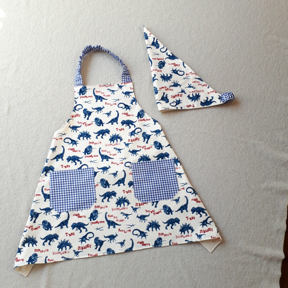 受注生産★恐竜柄の着脱簡単エプロンと三角巾★120㎝ その他入園グッズ KINUCA 通販｜Creema(クリーマ) 5607858