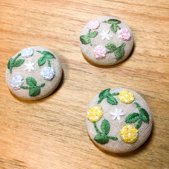 アジサイの手刺繍ブローチ ブローチ さゆき工房 通販 3802915｜Creema(クリーマ)