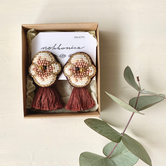 ビーズ刺繍フラワータッセルアクセサリー《深みレッド》 ピアス（スタッド・一粒） nokkonico 通販 11788122｜Creema(クリーマ)