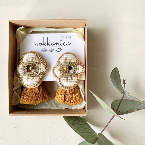 ビーズ刺繍フラワータッセルアクセサリー《カーキ×マスタードイエロー》 ピアス（スタッド・一粒） nokkonico 通販｜Creema(クリーマ)