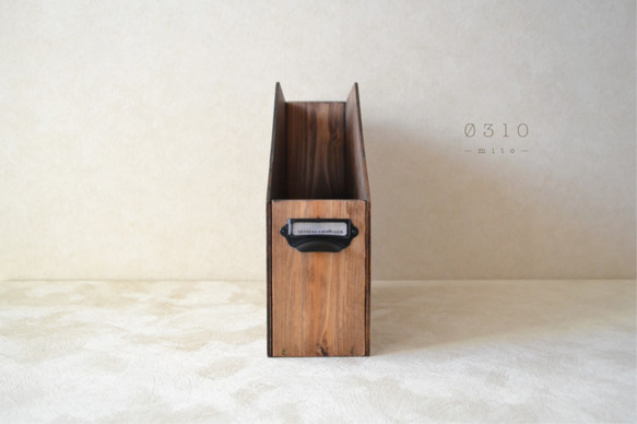 0310 国産ひのきのブックスタンド（ブラック取っ手付きネームプレート） 本棚・絵本棚・マガジンラック 0310mito 通販｜Creema ...