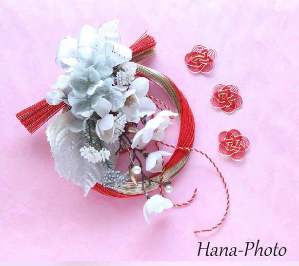 艶やかな白モクレンとシルバーのアジサイのお正月リース リース台：横約24㎝×縦約26㎝ (203) しめ縄・しめ飾り Hana-Photo ...