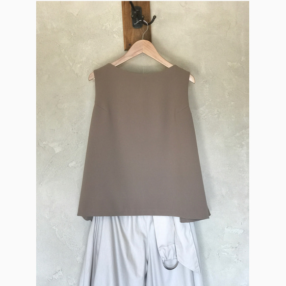 ベージュ.カラーAラインの後ろぺプラムフレアーVest 柔らかポリエステル素材 ブラウス Bernardina 通販｜Creema(クリーマ)