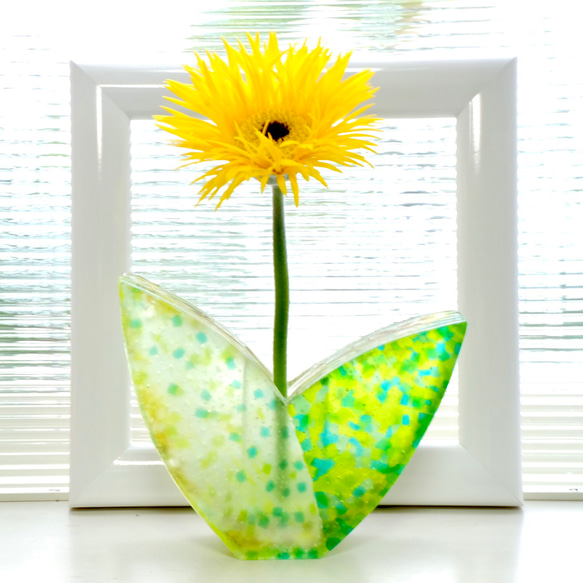 ガラスの葉っぱの花びん-D 一輪挿し・花瓶・花器 アトリエ Lucent moon 通販 12015271｜Creema(クリーマ)