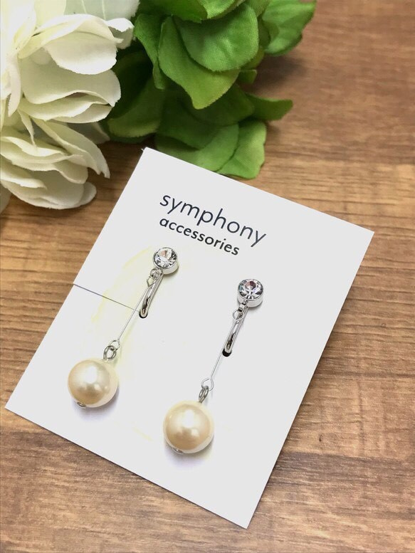 貝パールとスワロフスキーのイヤリング【オフホワイト】 イヤリング・ノンホールピアス symphony 通販 5633583｜Creema(クリーマ)