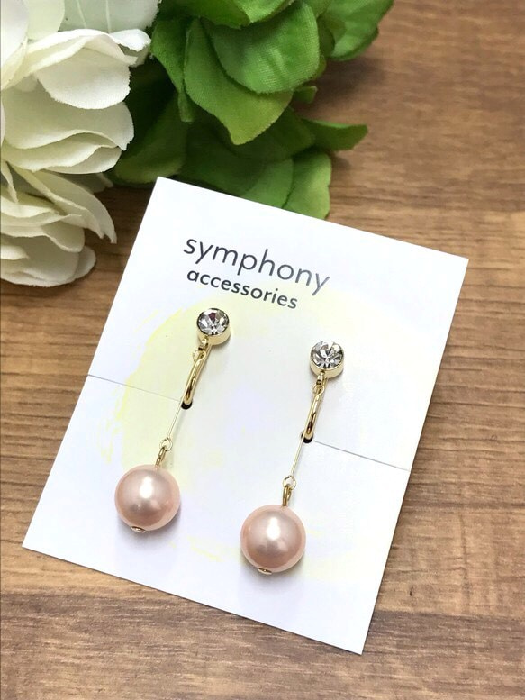 貝パールとスワロフスキーのイヤリング【ピンク】 イヤリング・ノンホールピアス symphony 通販 5633585｜Creema(クリーマ)