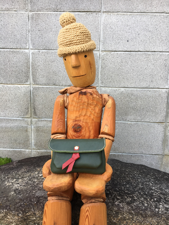 革リボンが可愛い本革の長財布/グリーンの革に赤いリボンの財布/2sou-robin-green 長財布 ベコレザースタジオ 通販｜Creema ...