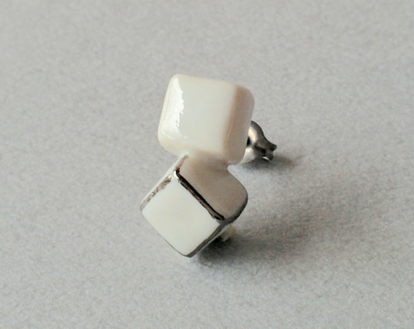 とうきのピアス(white cubes) ピアス（スタッド・一粒） ウラベイク 通販 7820320｜Creema(クリーマ)