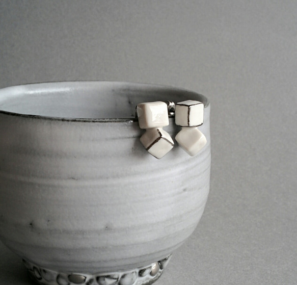 とうきのピアス(white cubes) ピアス（スタッド・一粒） ウラベイク 通販 7820320｜Creema(クリーマ)