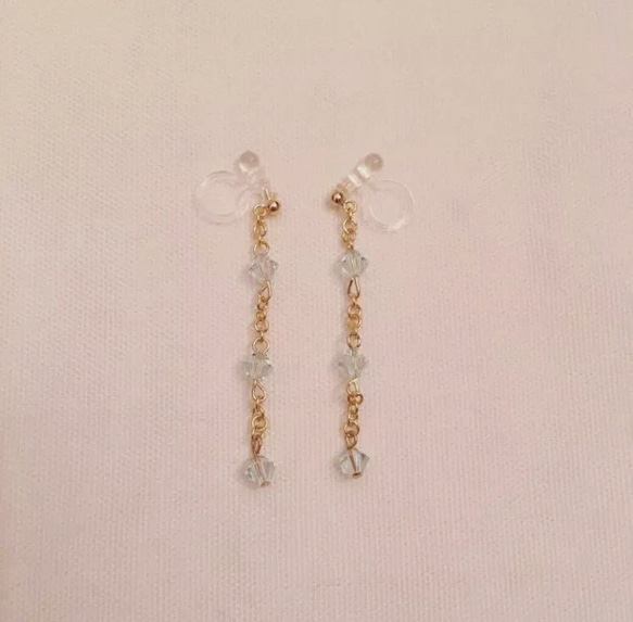 【残り1点】スワロビーズ（ライトアゾレ）の揺れるイヤリング♡ イヤリング・ノンホールピアス naomi 通販 5573130｜Creema(クリーマ)