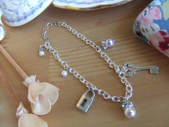 シルバー♡鍵・キー♡キラキラブレスレット(⋈ ＞ ＜ )。 ♡ ブレスレット shoptomotomo 通販 2882680｜Creema(クリーマ)