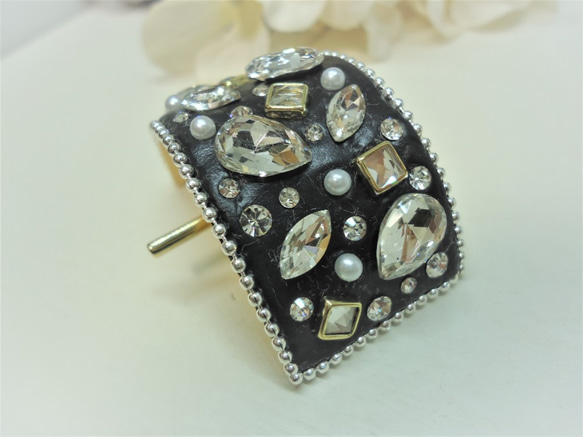 ストーンとパールのポニーフック 黒 四角 グルーデコ その他ヘアアクセサリー shoptomotomo 通販 8149963｜Creema(クリーマ)