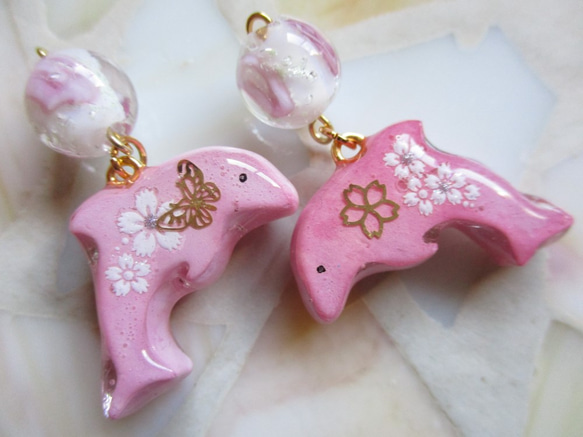 834再販完売 桜色 イルカと蓄光とんぼ玉のピアス・イヤリング ※1点物 ピアス（フック・チェーン） 🌸はなはなあにまる🐇🎶 通販 ...