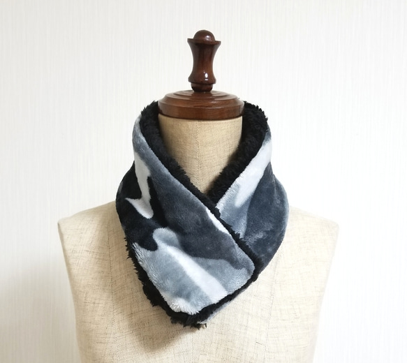 カモフラージュ柄とプードルファーのリバーシブルティペット マフラー マフラー CORONE 通販 6427435｜Creema(クリーマ)