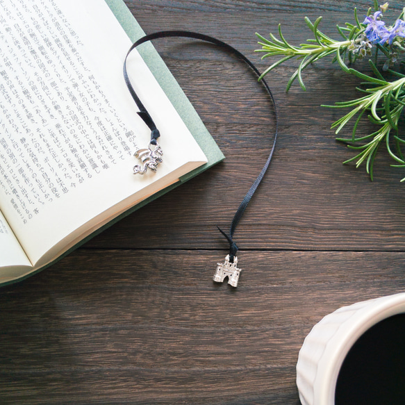 ドラゴンと城【銀古美×黒】／チャームとリボンのブックマーク しおり・ブックマーク Pulgarcita 通販 11601949｜Creema ...