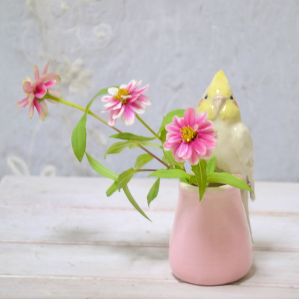 オカメインコの一輪刺し （陶器の小鳥オブジェ） 一輪挿し・花瓶・花器 ひよこ窯 通販 12684595｜Creema(クリーマ)