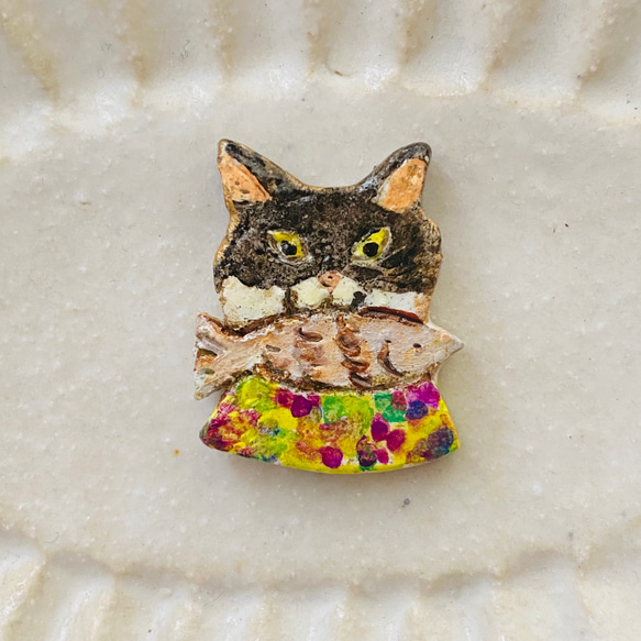 魚をくわえた猫のブローチ ハチワレ ブローチ かりたひかり 通販 12368970｜Creema(クリーマ)