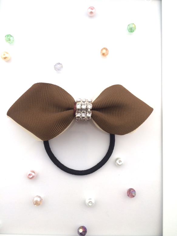 ブラウンとアイボリーの優しい色合い♪ペタルリボンゴム♡ ヘアゴム hemeraldon 通販｜Creema(クリーマ)