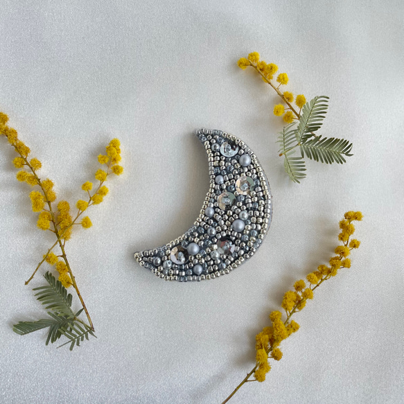 きれいめファッションに⭐︎ビーズ刺繍ブローチmoon＊シルバー ブローチ shirotsumekusa 通販 7807178｜Creema(クリーマ)