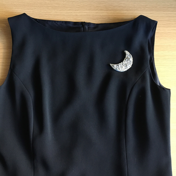 きれいめファッションに⭐︎ビーズ刺繍ブローチmoon＊シルバー ブローチ shirotsumekusa 通販 7807178｜Creema(クリーマ)