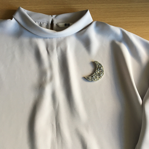 きれいめファッションに⭐︎ビーズ刺繍ブローチmoon＊シルバー ブローチ shirotsumekusa 通販 7807178｜Creema(クリーマ)