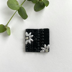 スクエアマーガレットビーズ刺繍ブローチ＊ブラック ブローチ shirotsumekusa 通販 9635330｜Creema(クリーマ)