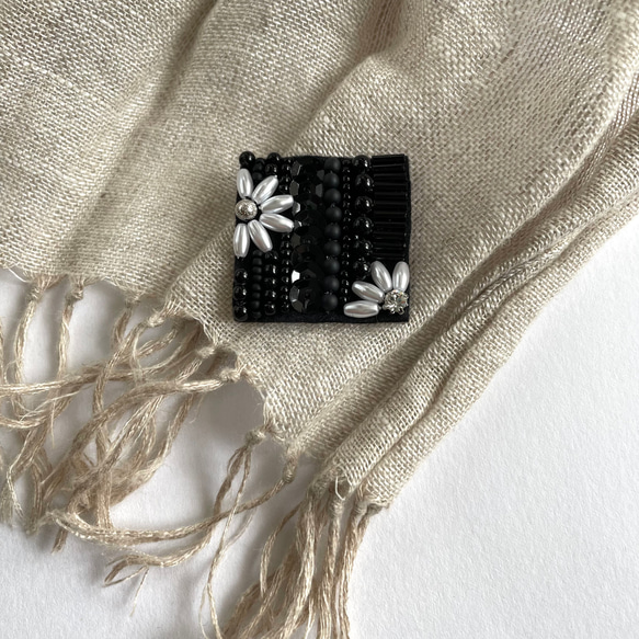 スクエアマーガレットビーズ刺繍ブローチ＊ブラック ブローチ shirotsumekusa 通販 9635330｜Creema(クリーマ)