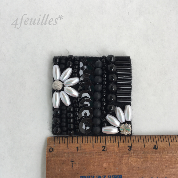 スクエアマーガレットビーズ刺繍ブローチ＊ブラック ブローチ shirotsumekusa 通販 9635330｜Creema(クリーマ)