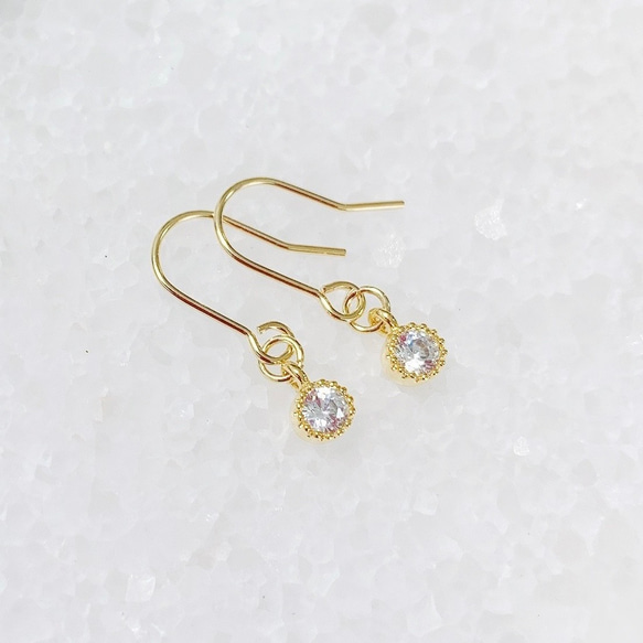 小さなCZダイヤチャームピアス 16kgp ピアス（フック・チェーン） NIKOTTO 通販｜Creema(クリーマ) 11570218