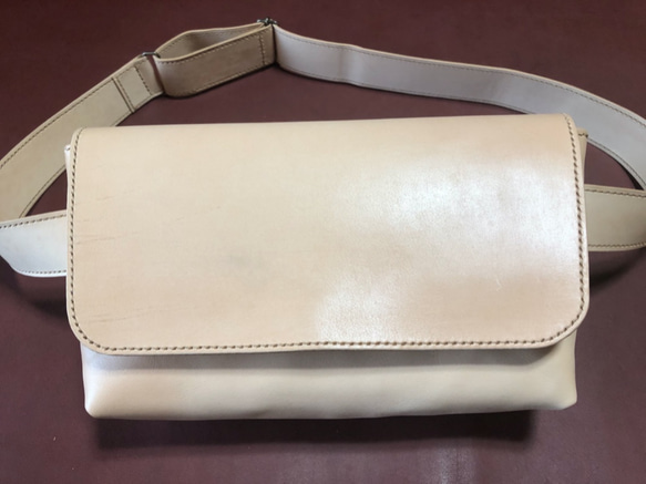 ヌメ革のショルダーバック・ベージュ・本革 ショルダーバッグ c-dream 通販 9212701｜Creema(クリーマ)